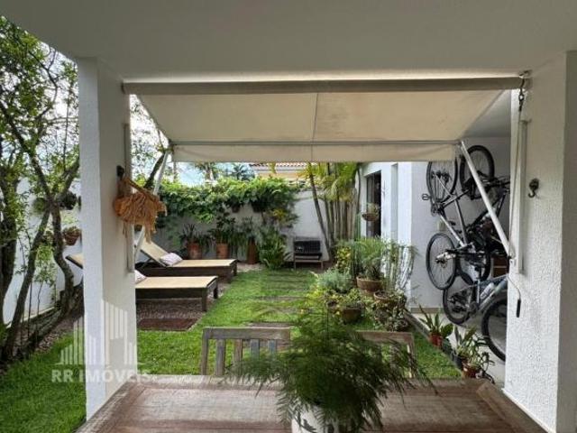 Casa para venda em Tamboré de 190.00m² com 4 Quartos, 2 Suites e 2 Garagens