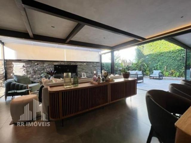 Casa para venda em Tamboré de 200.00m² com 2 Quartos, 2 Suites e 2 Garagens