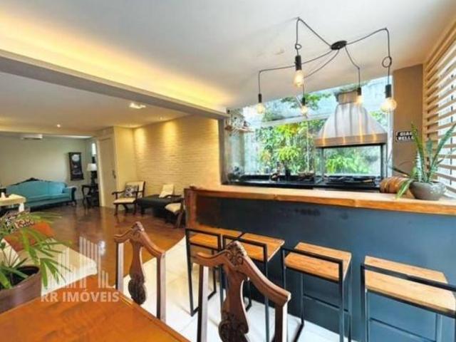 Casa para venda em Tamboré de 200.00m² com 3 Quartos, 1 Suite e 4 Garagens