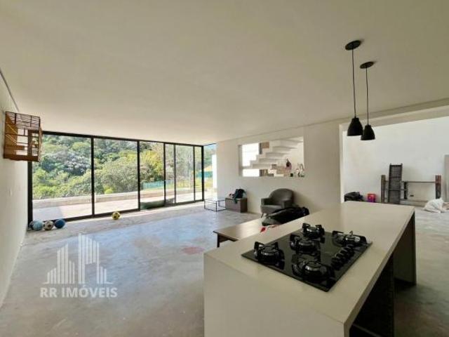Casa para venda em Tamboré de 355.00m² com 3 Quartos, 3 Suites e 6 Garagens