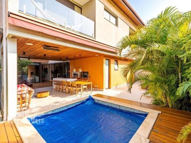 Casa para venda em Tamboré de 380.00m² com 4 Quartos, 3 Suites e 4 Garagens