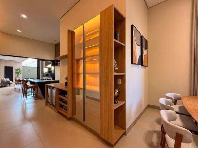 Casa para Venda em Uberlândia, Laranjeiras, 4 dormitórios, 4 suítes, 5 banheiros, 4 vagas