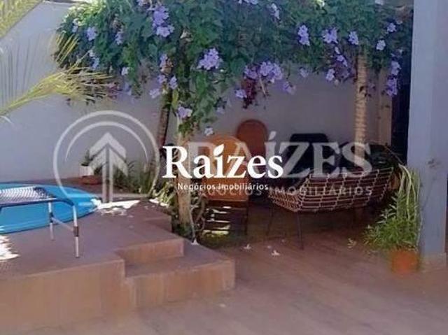 Casa à Venda em Uberlândia no bairro Jardim Botânico com 3 quartos sendo 1 suíte