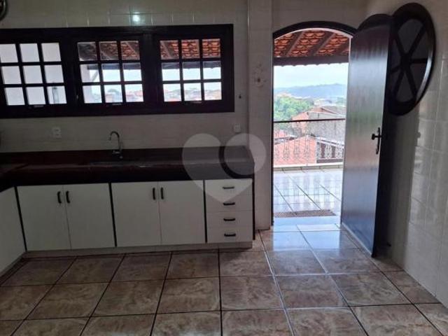 Casa para venda em Vila Tupi de 229.00m² com 3 Quartos, 1 Suite e 3 Garagens