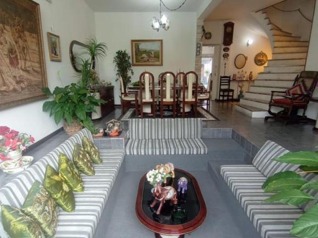 Casa para venda em Vila Valença de 368.00m² com 3 Quartos, 1 Suite e 2 Garagens
