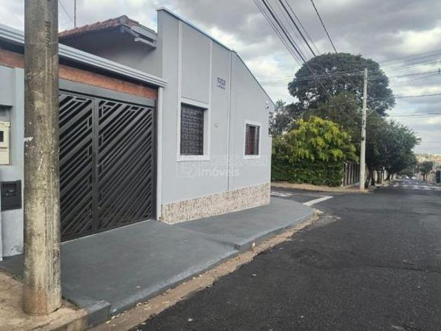 Casa para venda em Vila Xavier de 150.00m² com 3 Quartos, 1 Suite e 2 Garagens