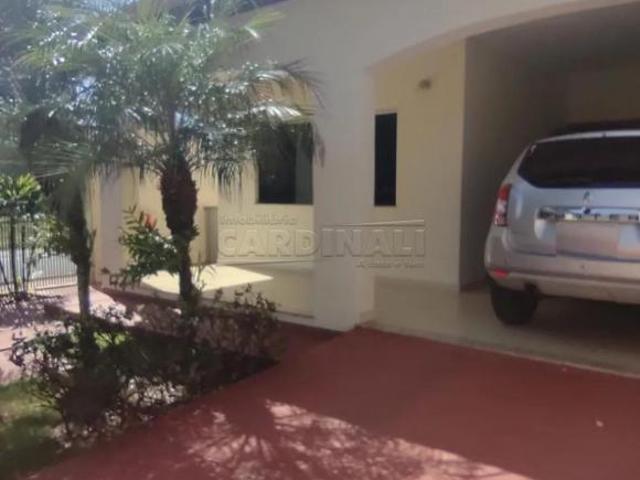 Casa para venda em Vila Xavier de 238.00m² com 3 Quartos, 1 Suite e 5 Garagens
