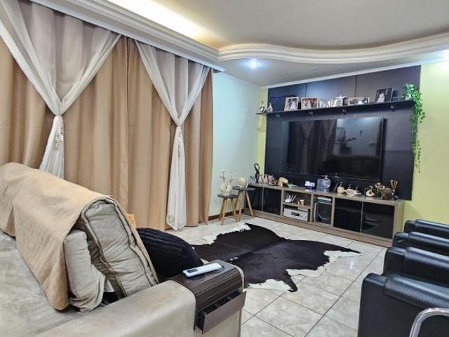 Casa para venda em Vila Xavier de 239.00m² com 3 Quartos, 1 Suite e 2 Garagens