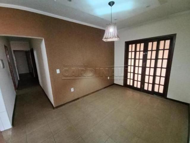 Casa para venda em Vila Brasília de 175.00m² com 3 Quartos, 1 Suite e 4 Garagens