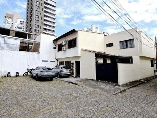 Casa para venda em Vila Cordeiro com 3 quartos, sendo 1 suíte, 215m²