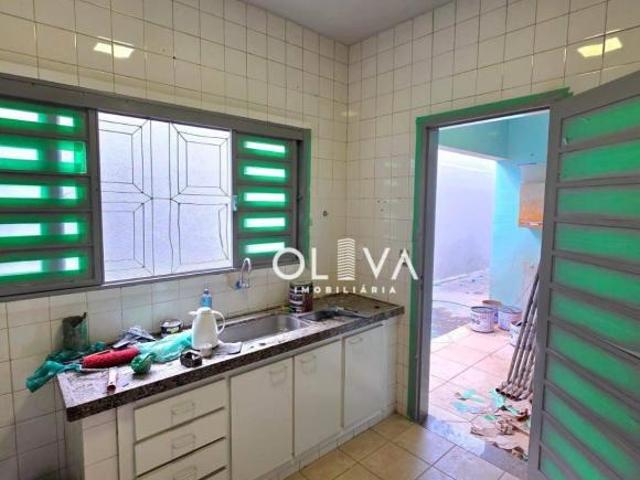 Casa para venda em Vila Cristina de 130.00m² com 3 Quartos, 1 Suite e 2 Garagens