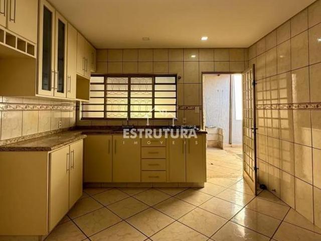 Casa para venda em Vila Cristina de 205.00m² com 3 Quartos, 1 Suite e 2 Garagens