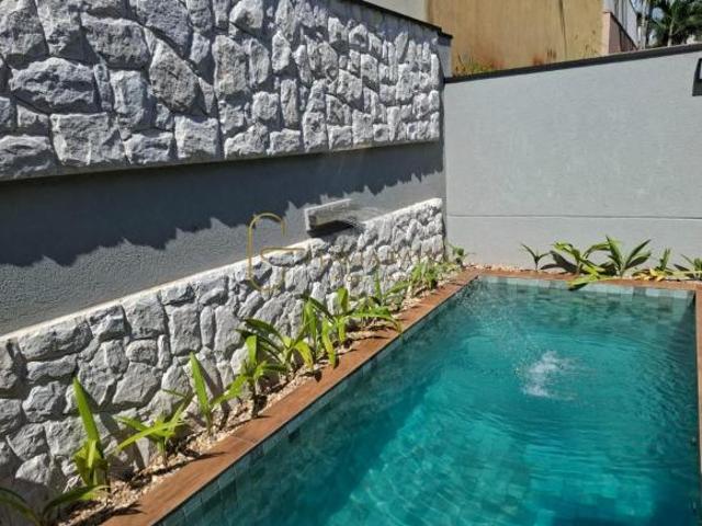 Casa para venda em Vila Do Golf de 200.00m² com 5 Quartos, 4 Suites e 4 Garagens