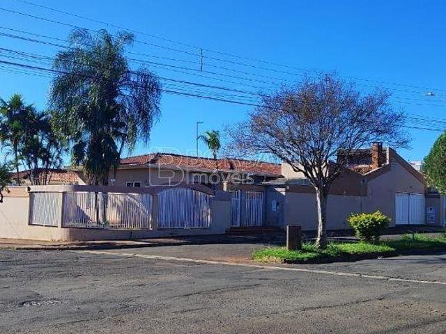 Casa para venda em Vila Girassol de 243.00m² com 3 Quartos, 1 Suite e 2 Garagens