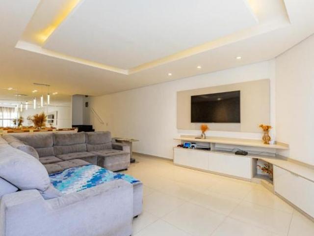 Casa para venda em Vila Gumercindo com 3 quartos, sendo 3 suítes, 165m²