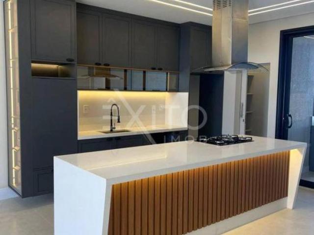 Casa para venda em Vila Inglesa de 224.00m² com 3 Quartos, 3 Suites e 4 Garagens