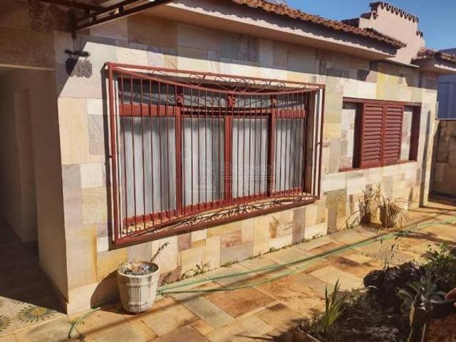 Casa para venda em Vila José Bonifácio de 269.00m² com 3 Quartos, 1 Suite e 2 Garagens