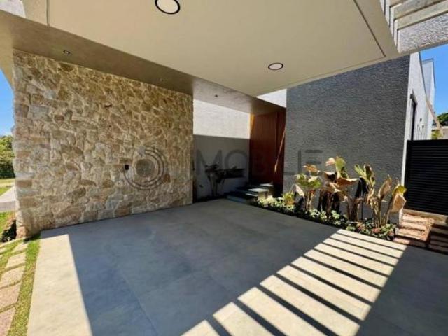 Casa para venda em Vila Martins de 210.00m² com 3 Quartos, 3 Suites e 4 Garagens