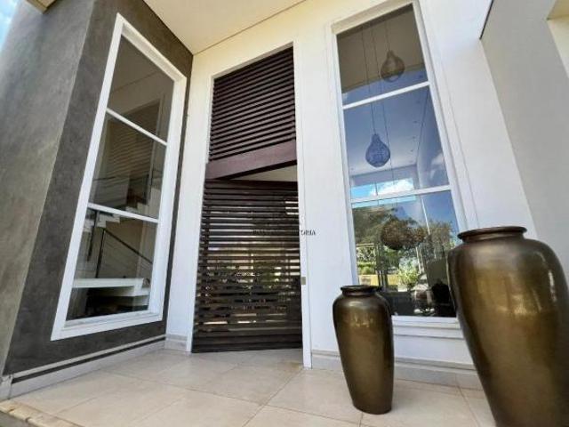 Casa para venda em Vila Martins de 583.00m² com 4 Quartos, 4 Suites e 8 Garagens