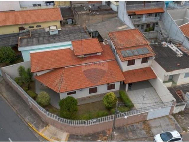 Casa para venda em Vila São José de 179.00m² com 4 Quartos, 1 Suite e 6 Garagens