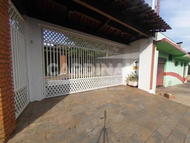 Casa para venda em Vila São José de 220.00m² com 3 Quartos, 1 Suite e 5 Garagens