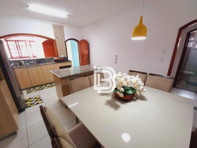 Casa para venda em Vila São José de 382.00m² com 4 Quartos, 1 Suite e 4 Garagens