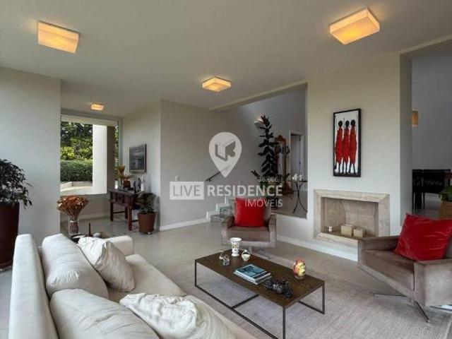 Casa para venda em Ville Chamonix de 338.00m² com 3 Quartos, 3 Suites e 5 Garagens