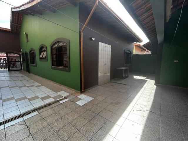 Casa para Venda, Itanhaém / SP. Possui 03 dormitórios e edícula