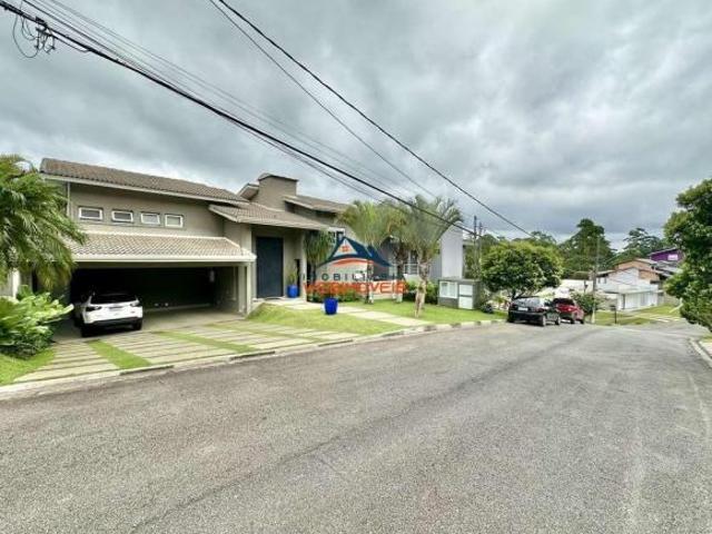 Casa para venda no condomínio Parque das Artes com 4 suítes com armários e bancadas, ar condicionado