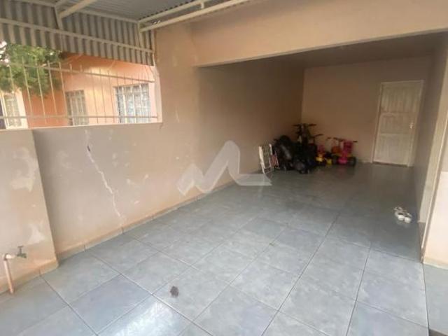 Casa para venda no Jardim Gisela, o imóvel possui 1 suíte e mais 2 quartos, sobra de terreno