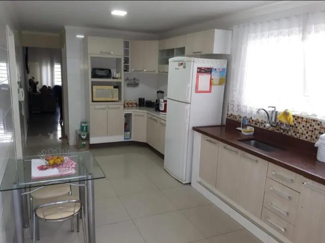Casa para venda possui 170 metros quadrados com 3 quartos em Vila São Jorge São Vicente SP