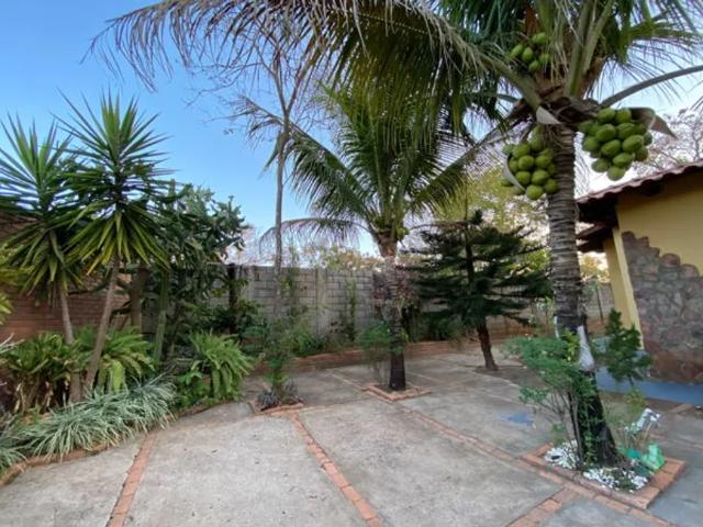 Casa para venda possui 180 metros quadrados com 4 quartos em Centro Rio Quente GO