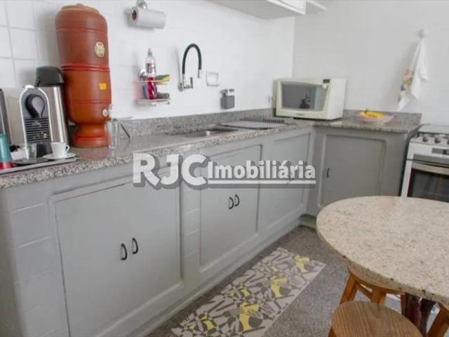 Casa para venda possui 250 metros quadrados com 3 quartos em Maracanã Rio de Janeiro RJ