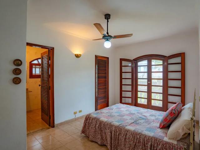 Casa para venda possui 272 metros quadrados com 4 suites em Cigarras São Sebastião São Paulo