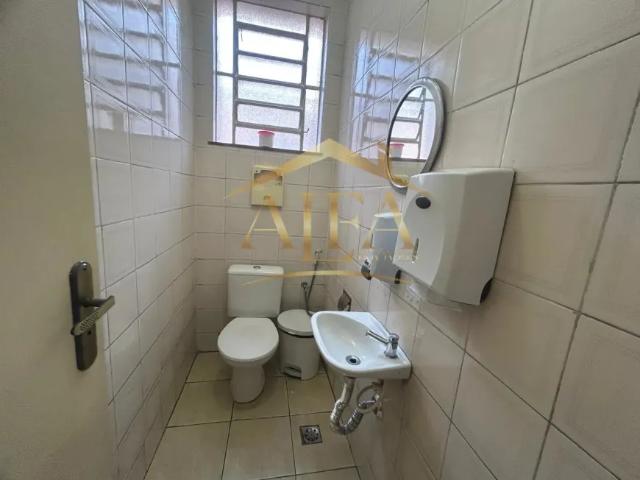 Casa para venda possui 212 metros quadrados com 8 quartos