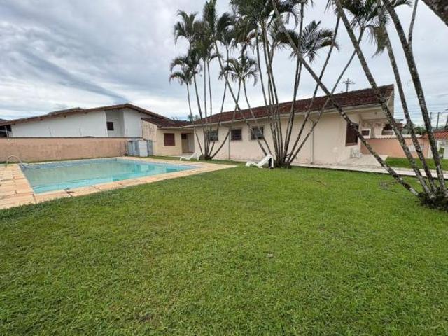 Casa para Venda, Peruíbe / SP. Possui piscina, edicula e 03 suítes
