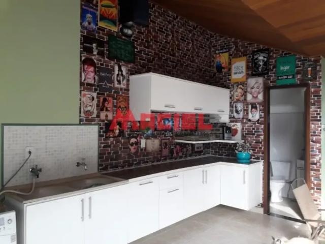Casa para venda tem 200 metros quadrados com 3 quartos