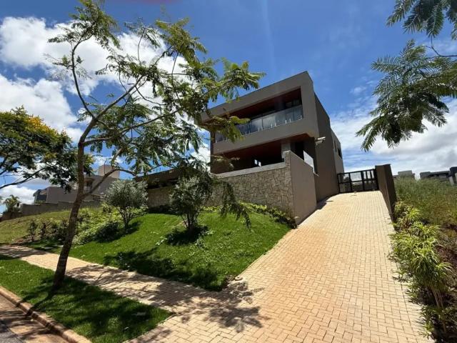 Casa para venda tem 371 metros quadrados com 4 quartos