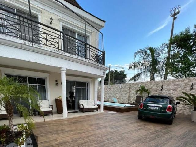 Casa para Venda/Aluguel com 4 quartos, 196 m² por R$ 1.950.000