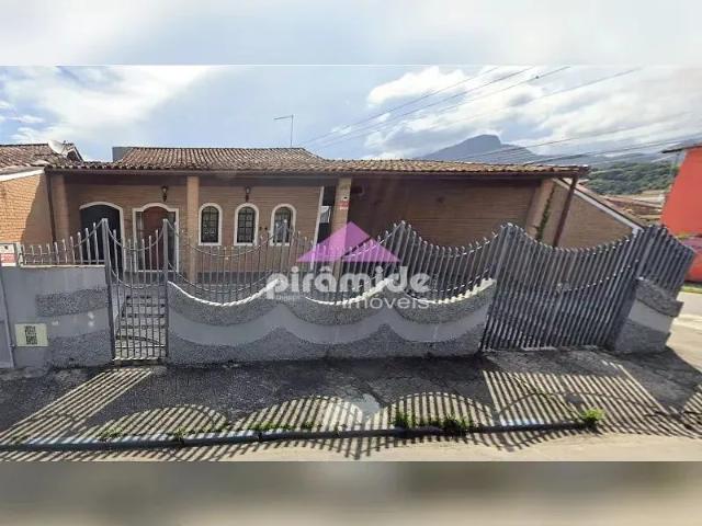 Casa para Venda/Aluguel com 4 quartos, 210 m² por R$ 1.399.000