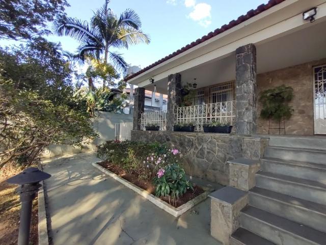 Casa para Venda/Aluguel com 4 quartos, 237 m² por R$ 2.050.000