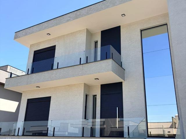 Casa para Venda/Aluguel com 4 quartos, 300 m² por R$ 2.490.000