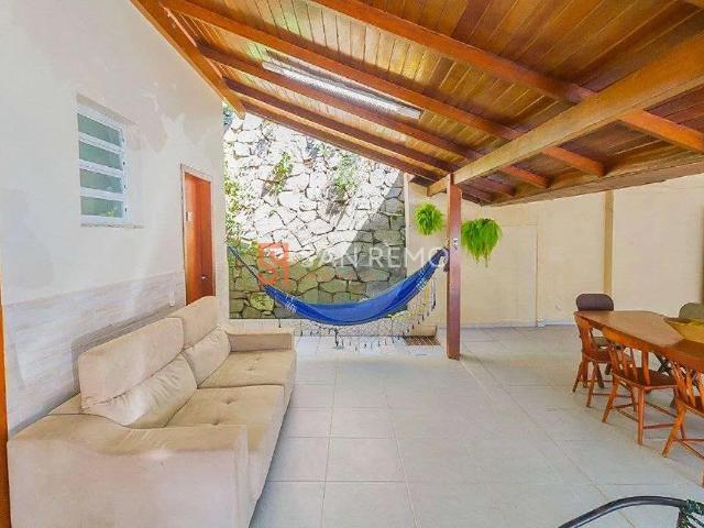 Casa para venda/aluguel com 5 quartos, em Trindade com 235 m²