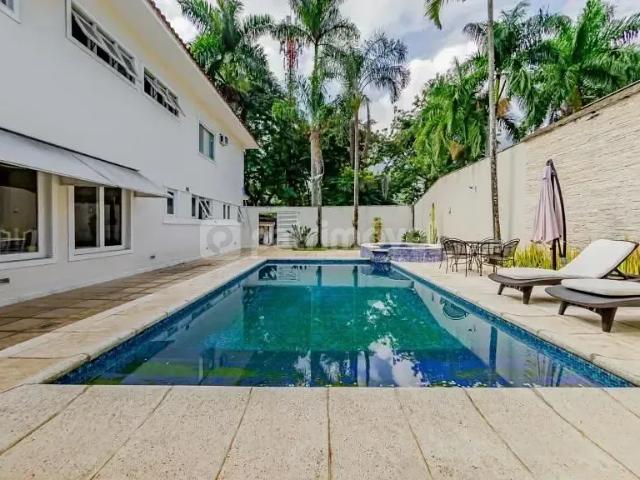 Casa para Venda/Aluguel com 6 quartos, 690 m² por R$ 5.200.000