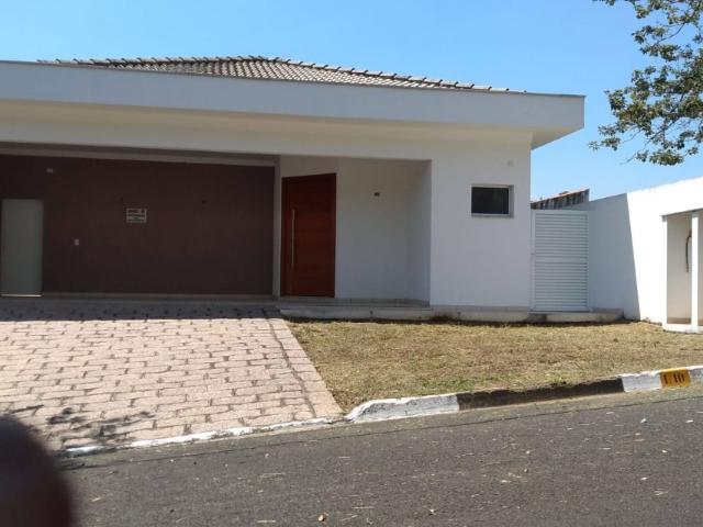 Casa para Venda/Aluguel com 3 quartos, 209 m² por R$ 957.600