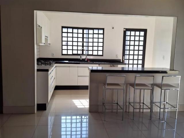 Casa para Venda/Aluguel com 3 quartos, 200 m² por R$ 890.000