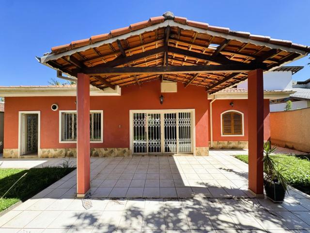 Casa para Venda/Aluguel com 3 quartos, 201 m² por R$ 1.200.000