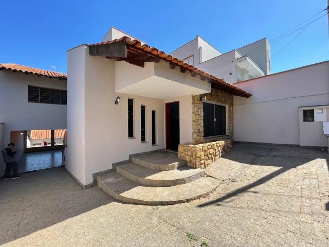 Casa para Venda/Aluguel com 3 quartos, 202 m² por R$ 1.100