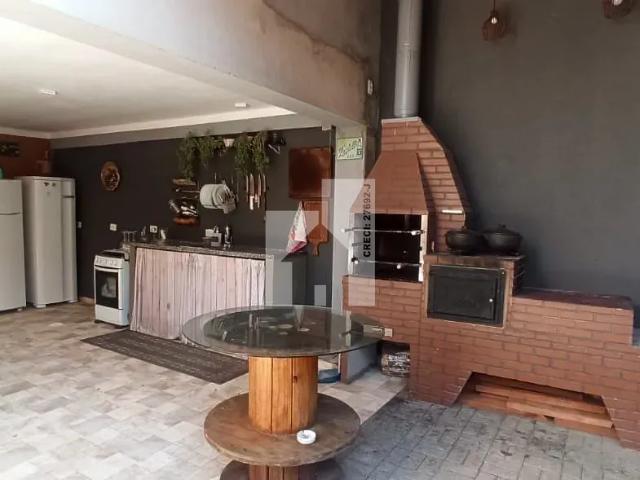 Casa para Venda/Aluguel com 3 quartos, 220 m² por R$ 830.000