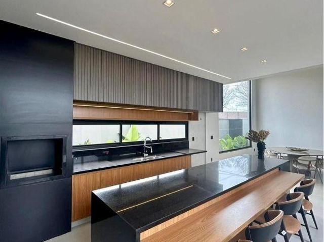 Casa para Venda/Aluguel com 3 quartos, 246 m² por R$ 1.600.000
